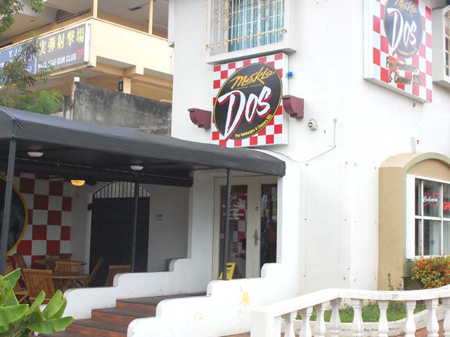 グアムの絶品ハンバーガー「メスクラドス（Meskla DOS）」のメニュー・値段・場所・営業時間など | 200%グアム！| レストランや観光 ...